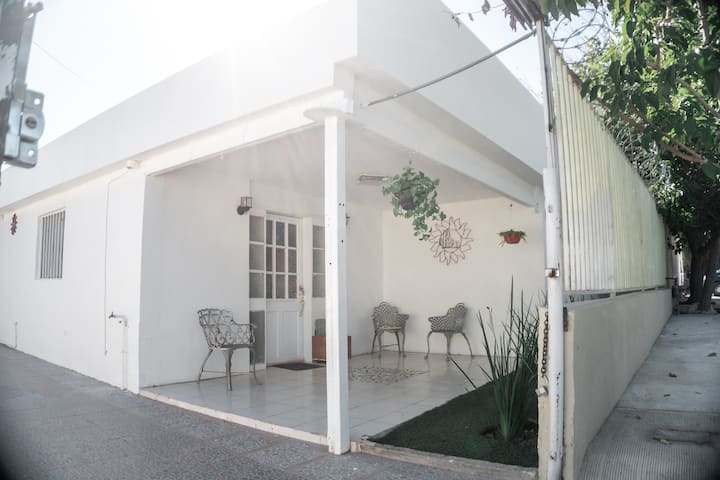 Bonita Casa Con Amplio Patio Y Estacionamiento - El Paso, TX