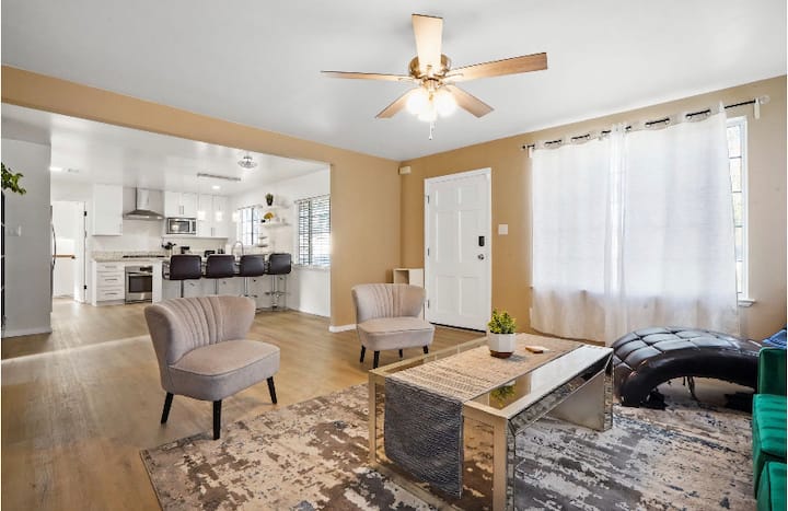 | Cozy Cottage Home | 2mins To Lancaster Blvd - Lancaster, CA