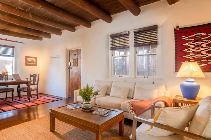 Casa Olivas! Fireplace. Central + Walkable Retreat - Santa Fe, NM