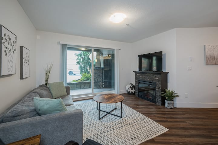 Lovely - 2 Bedroom Condo With Indoor Fireplace - Abbotsford