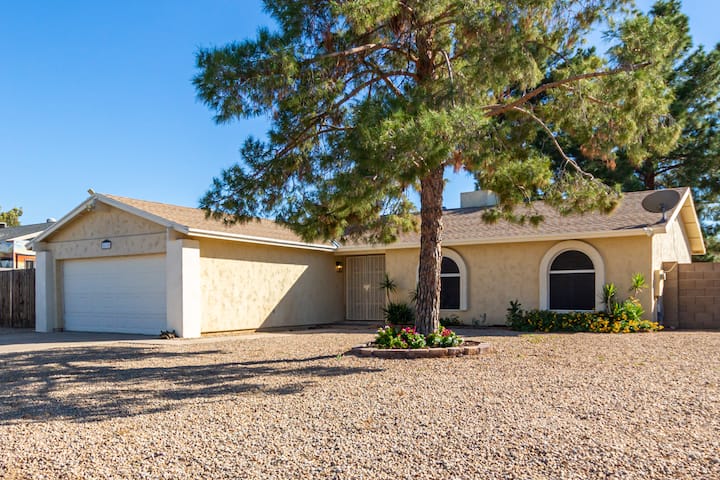 Cheerful 3-bedroom Arizona Home With Garage - Peoria, AZ