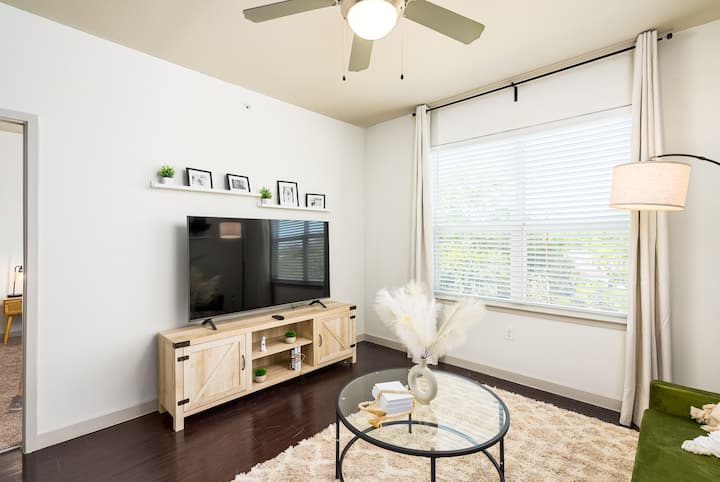 Alamo Chic King Bed Refreshing Office Desk W/ Pool - Alamo Heights, TX