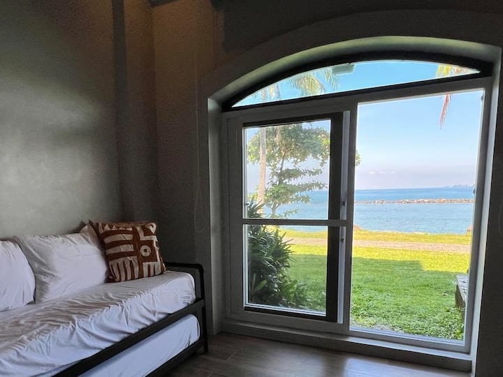 Beachfront Condo @ The Cove - Nasugbu