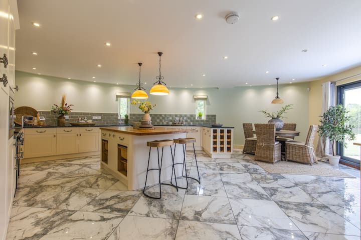 Spacious Farmhouse Near Thetford Forest - Diss