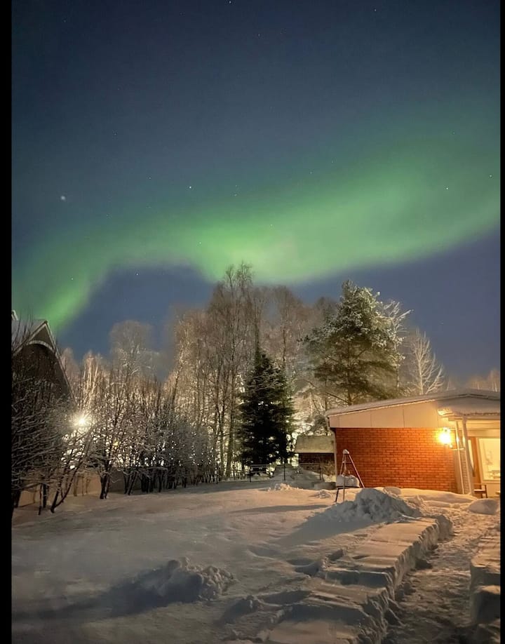 Perinteinen Suomalainen Omakotitalo Joen Rannassa. - 