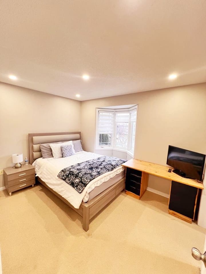 Comfy 1-bd W Br & Parkin Near Transit,shops,nature - Ajax