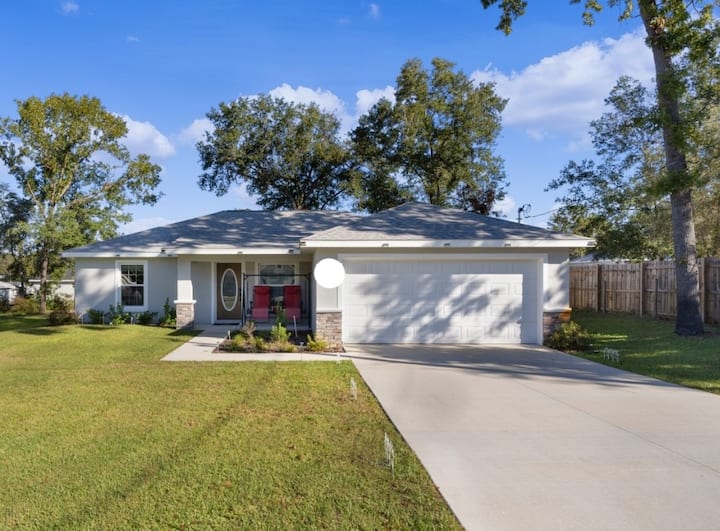 Cheerful 3 Bedroom Home With Free Parking. - Lake Weir, FL