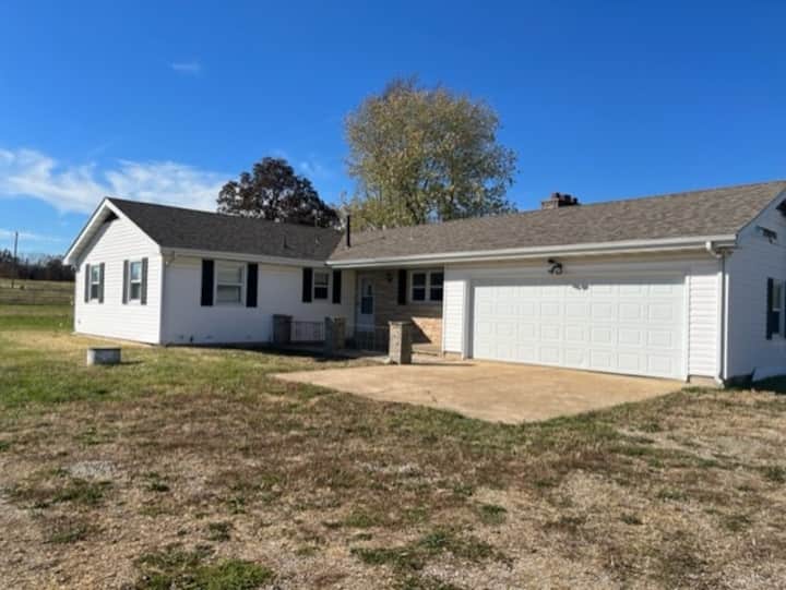 Convenient 3-bedroom House On Horse Farm On I-44 - Cuba, MO