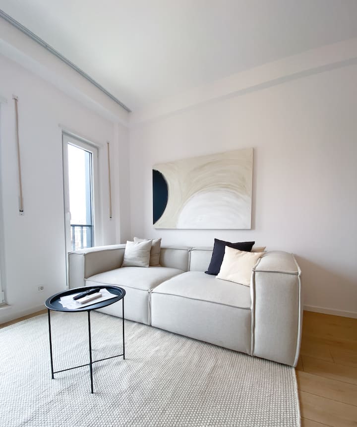 Modern And Bright Apartment Close To City Centre - Tirana