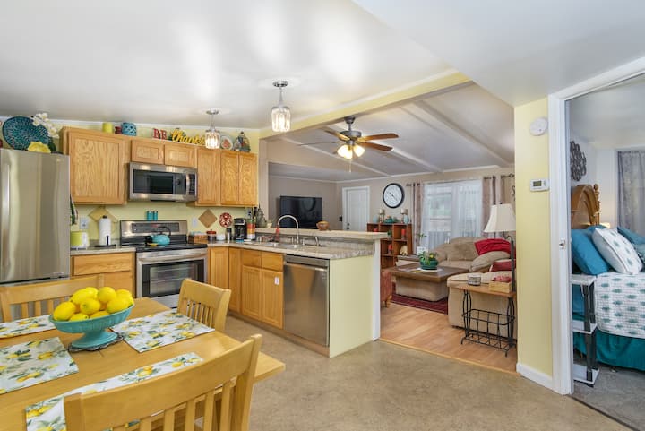 The Garden Getaway In Asheville, King Suite - Asheville, NC