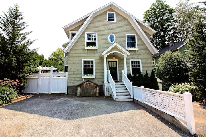 Location! Location! Elegant Acorn Cottage Awaits! - Lake Placid, NY