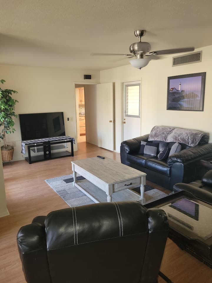Grandma & Grandpa’s Cozy Spacious Getaway, 55+! - Sun City, AZ