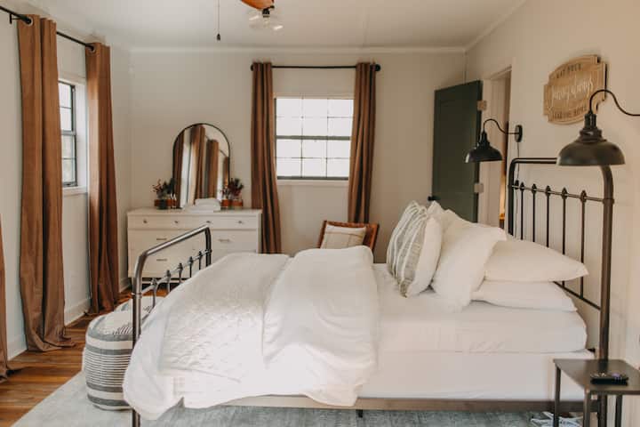 Charming Cabin Hideaway Near Dahlonega + Wineries - Dahlonega, GA