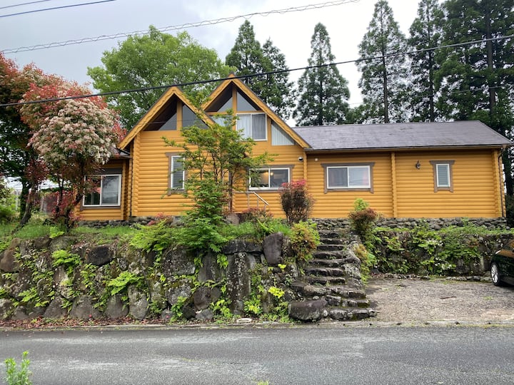 阿蘇黒川温泉そばの貸別荘。イエローの外観が目をひくロッジハウスで癒しのひとときを。 - Kusu District