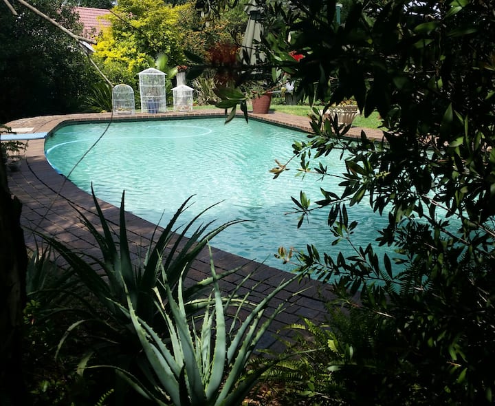 Aloe Ridge, Bachelor Flat Queen Bed + Kitchenette - Chartwell