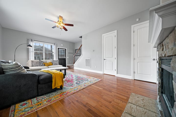 Cheerful 3-bedroom Close To Downtown Nashville - Nashville, TN