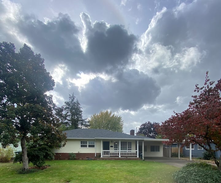 Beautiful Home With Private Backyard And Fam Room - Springfield, OR