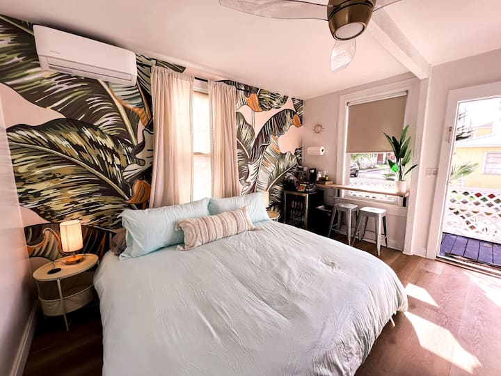 Downtown Boutique Bed & Bath W Balcony, Unit 1 - St. Augustine Beach, FL