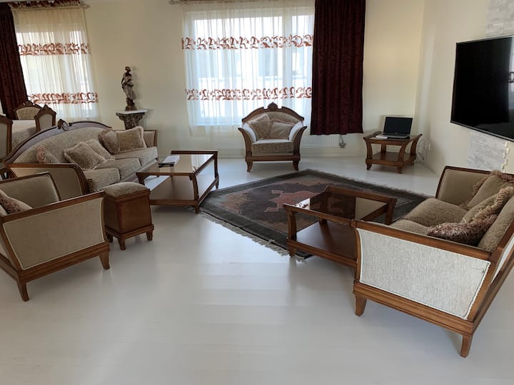 Lovely 4 -Bed Room Rental Unit With Free Parking - Stockholm