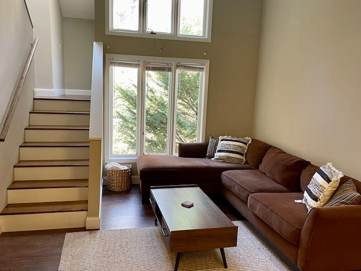 The Retreat Above Rocks - 2 Bedroom Townhome! - 約翰遜城