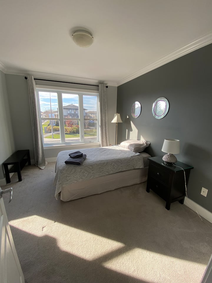 Modern And Spacious Room Full Of Natural Light. - Ottawa