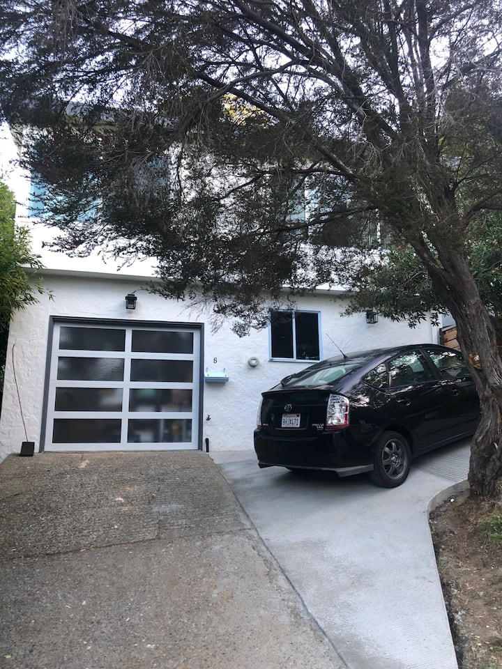Cheerful 2 Bedroom Home (Ask For 1 Bedroom Only). - San Rafael, CA