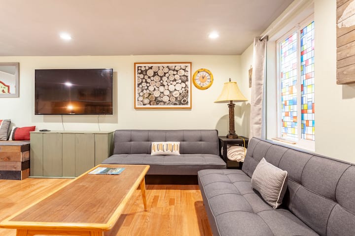 A Cozy Three Bedroom Two Bathroom Cabin Getaway - Lake Gregory Regional Park, Crestline