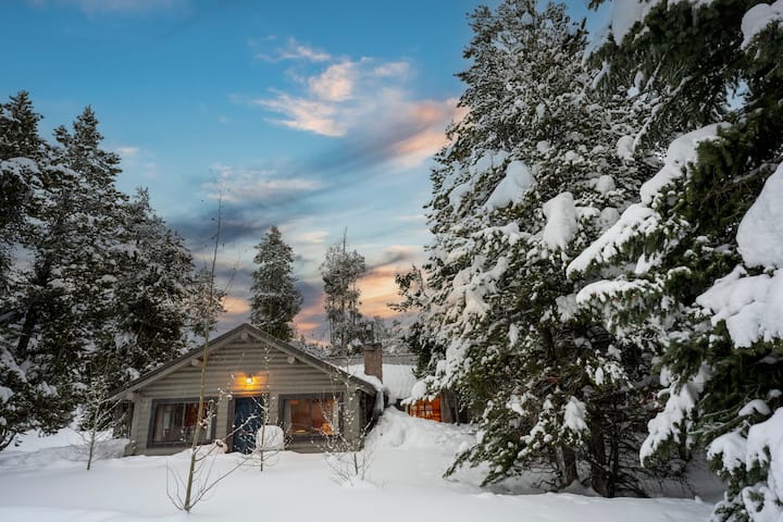 Walk To Yellowstone Log Cabin W/shop & Hot Tub 10 - West Yellowstone, MT