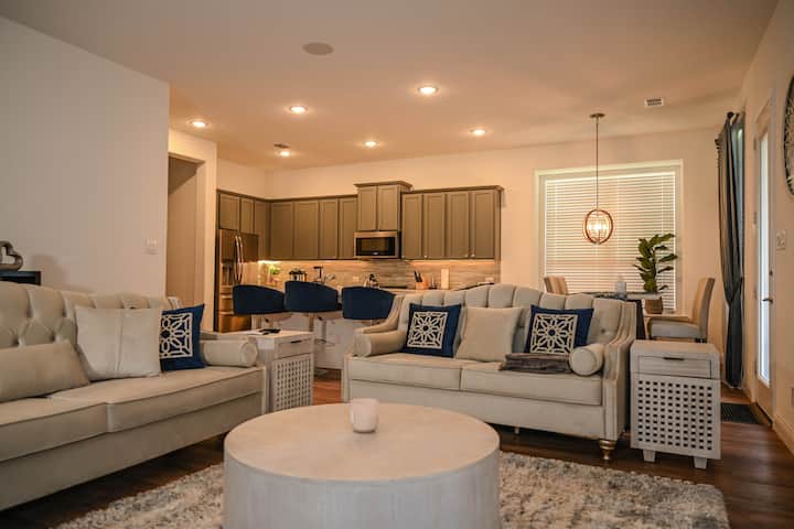 A Luxury Home With Ceiling Surround System - Arlington, TX