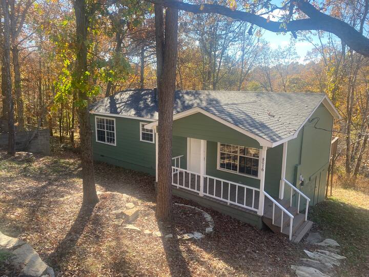The Jolly Roger- Charming & Quiet Two Bedroom Home - Beaver Lake, AR