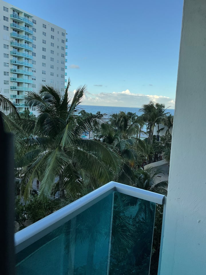 Lovely Beachfront Condo With Pool And Gym - Hallandale Beach, FL