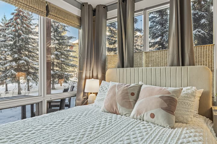 Sunset Haven: Ac, Hot Tub, Pool, Netflix, Parking - Canmore