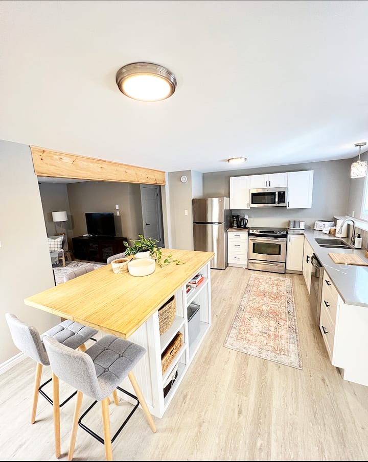 Lower Modern 2br Home Away From Home - Wolfville