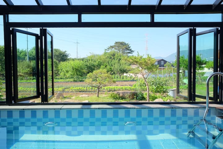 자연 속 별장같은 독채 펜션, 키즈가족풀빌라 - Gyeongju-si