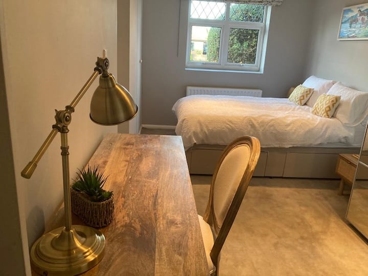 Ensuite Private Guest Room With Free Parking - St Neots