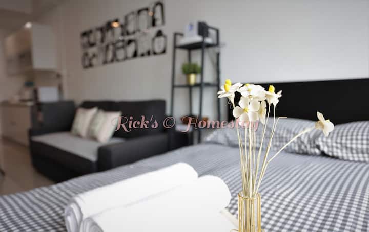 100" Projector Cozy-bnb With Tv Box|world Channel - Subang Jaya