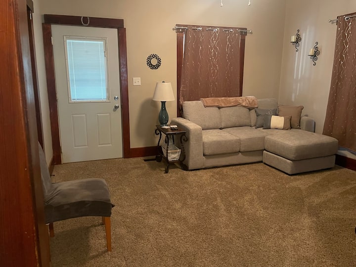 Grace 
Quaint Historic Cottage!
2 Queen Beds - Abilene, KS