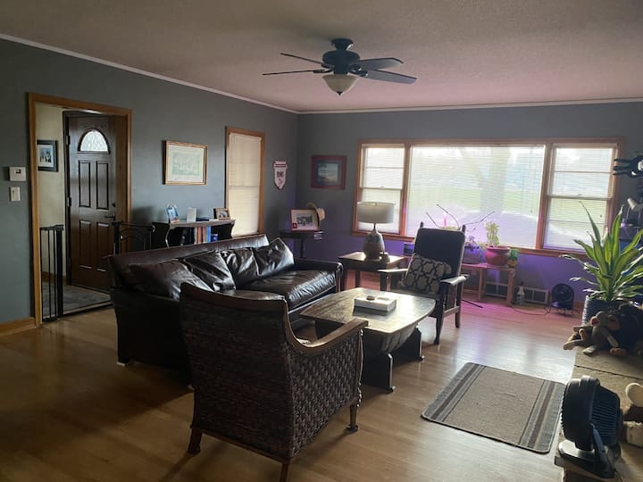 Home Away From Home-1 Bedroom Across From Erb Park - Appleton, WI