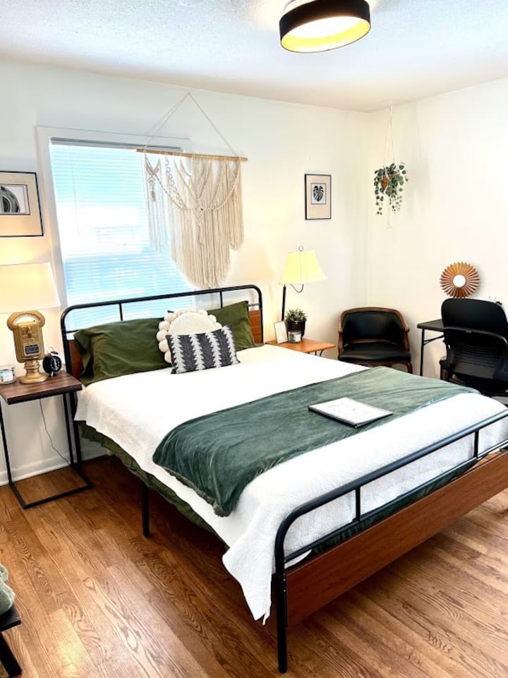 Bright Modern Private Room -In Kc- Pet Friendly - Kansas City, MO