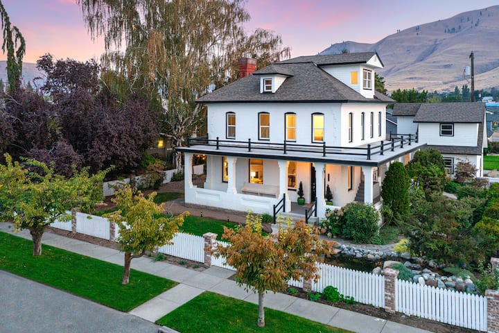 The Chelan Chateau | 1 Blk To Lake/shops/food/wine - Chelan, WA
