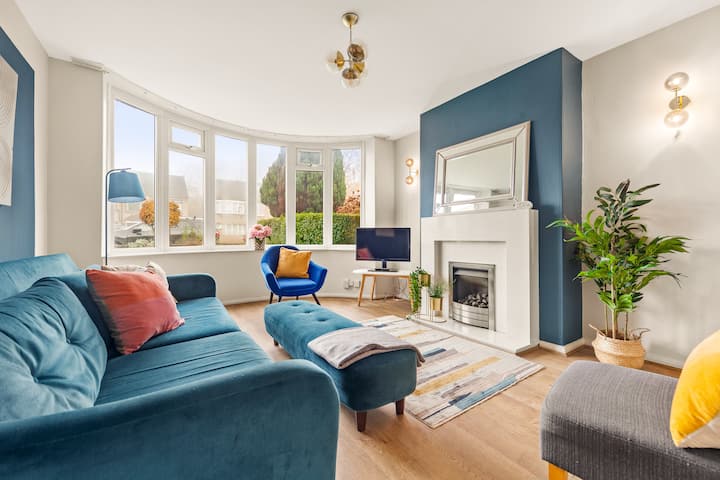 Luxurious 3 Bed House,  Private Parking & Garden - Leeds