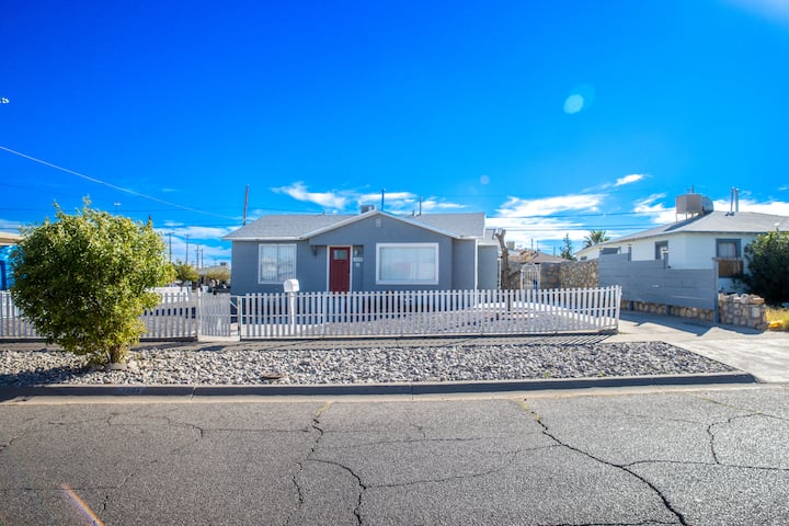 Cozy 3 Bedroom Home Featuring Free Parking - El Paso, TX