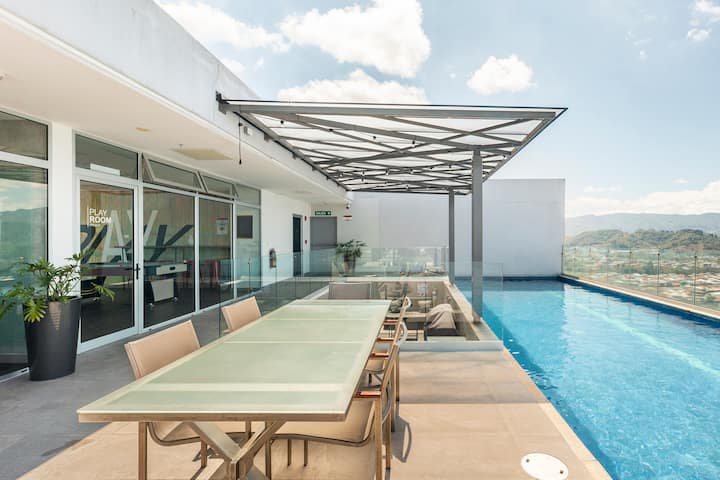 Cozy Space W/ Rooftop Pool + Gym -