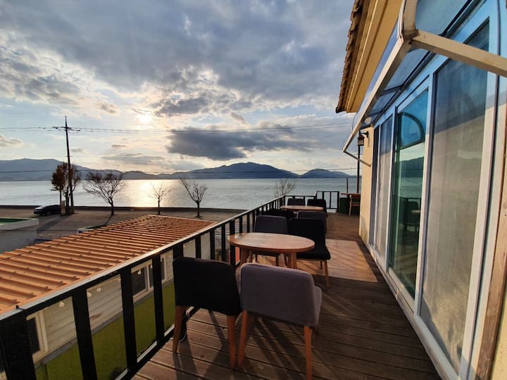 À dix pas de la mer, le coucher de soleil est magnifique. - Maisons de vacances à louer à ...