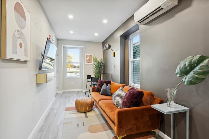Cozy Apt Near Penn, Chop, Front Porch, City Views - Philadelphia, PA