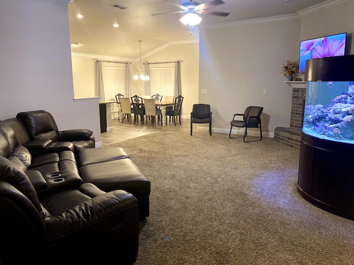 Spacious 4 Bedroom 2 Bath And Cozy Fireplace - Midland, TX