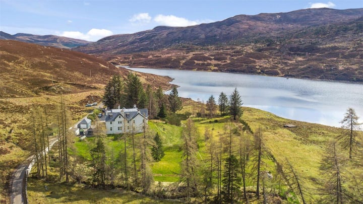 Lakeside Edwardian Hunting Lodge - Loch Affric