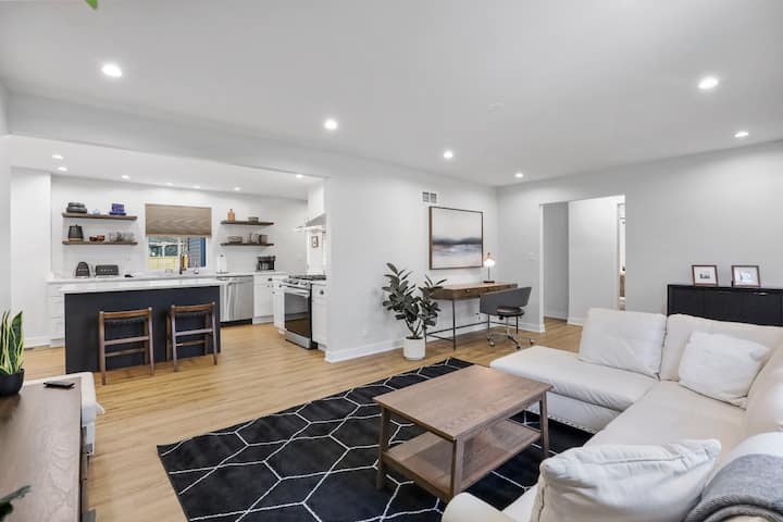 Lux - 3 King Beds- Full Luxury - Wheaton, IL