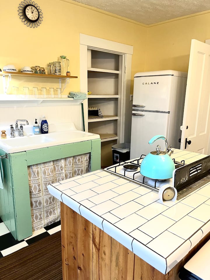 Atomic 1950s /60s Apartment - Akron, OH