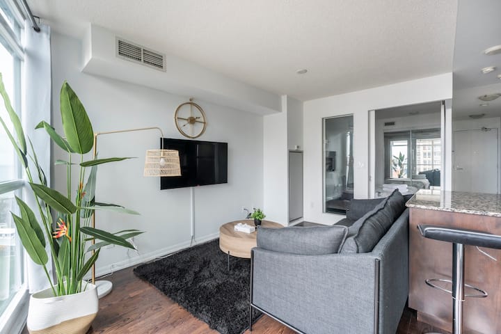 Cn Tower View Modern Condo - Toronto, ON